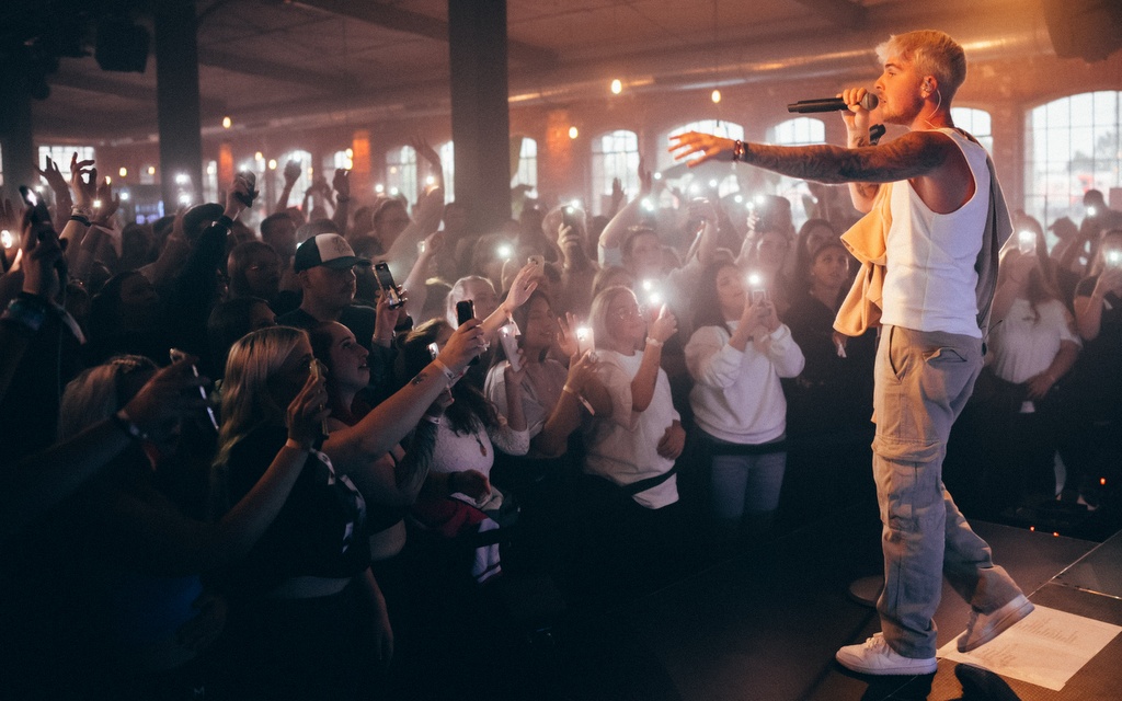 Beam Welcome Sessions: Feiern mit Popstar Mike Singer